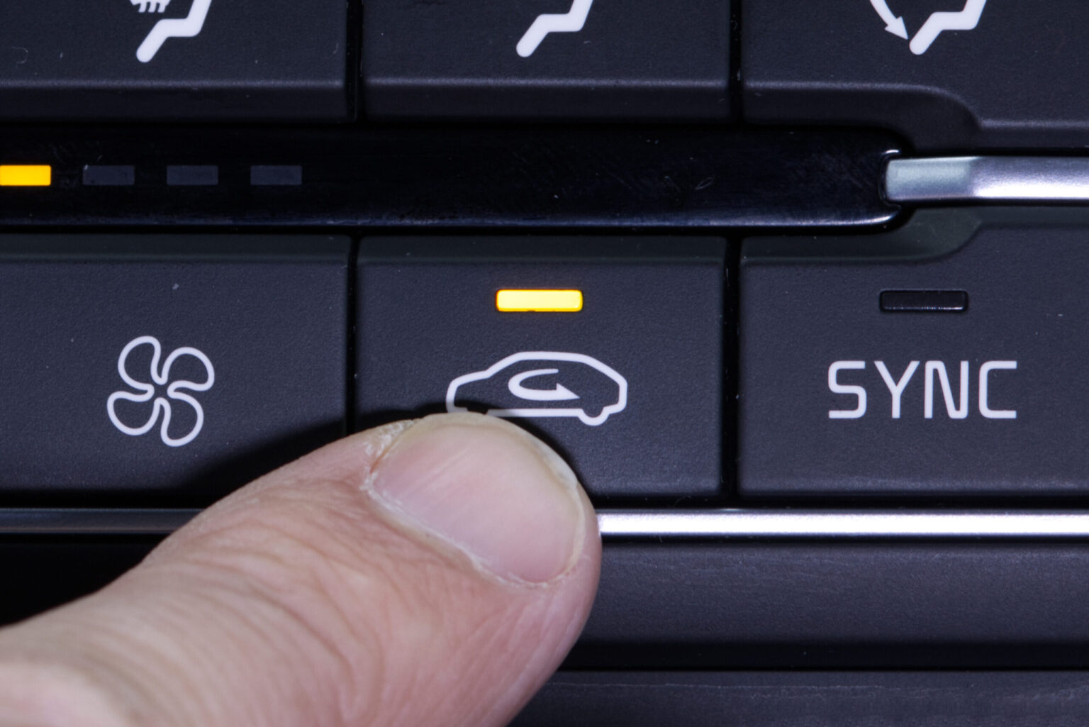 What the Air Conditioning buttons in your car mean | GoSkippy